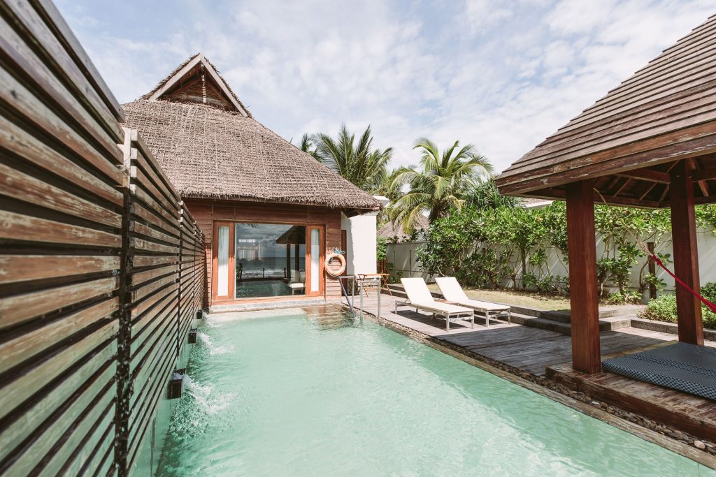 Hotel Review: Hilton Ngapali Resort & Spa – THETRAVELBLOG.at – Curious ...